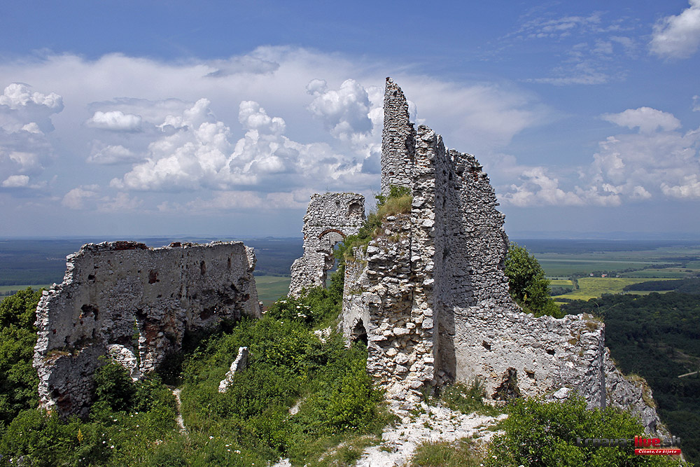 Plavecký hrad sa vám za návštevu odvďačí krásnymi výhľadmi na Záhorskú ...